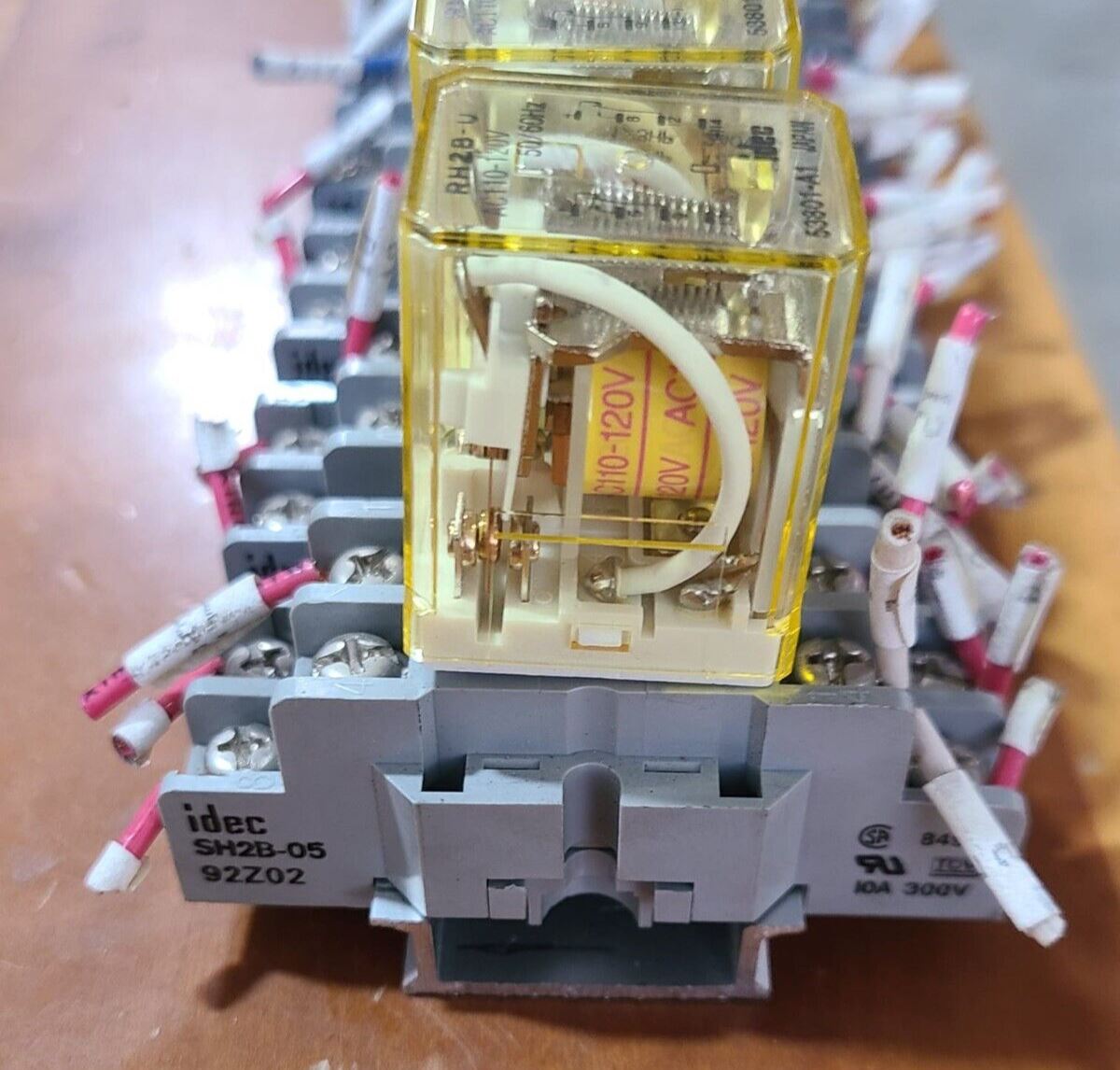 Lot of 2 IDEC RELAY RH2B-U 24 VOLT 10 AMP 240 VAC BASE IDEC SH2B-05 92