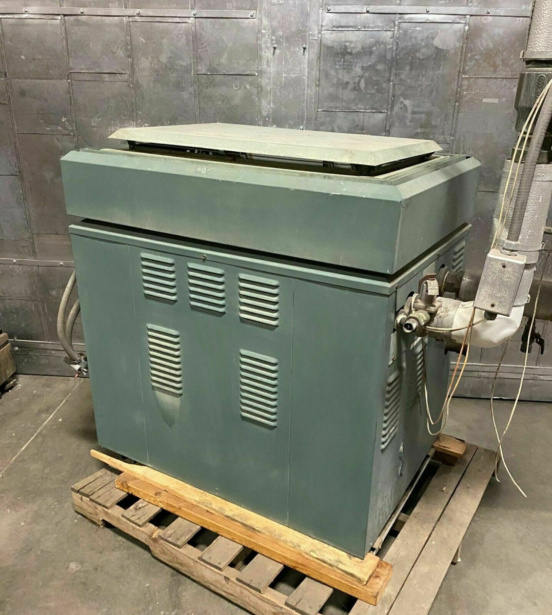 RAYPAK Gas Hot Water Boiler 160 PSI 726,000 BTU Model H1-0724 Indoor O